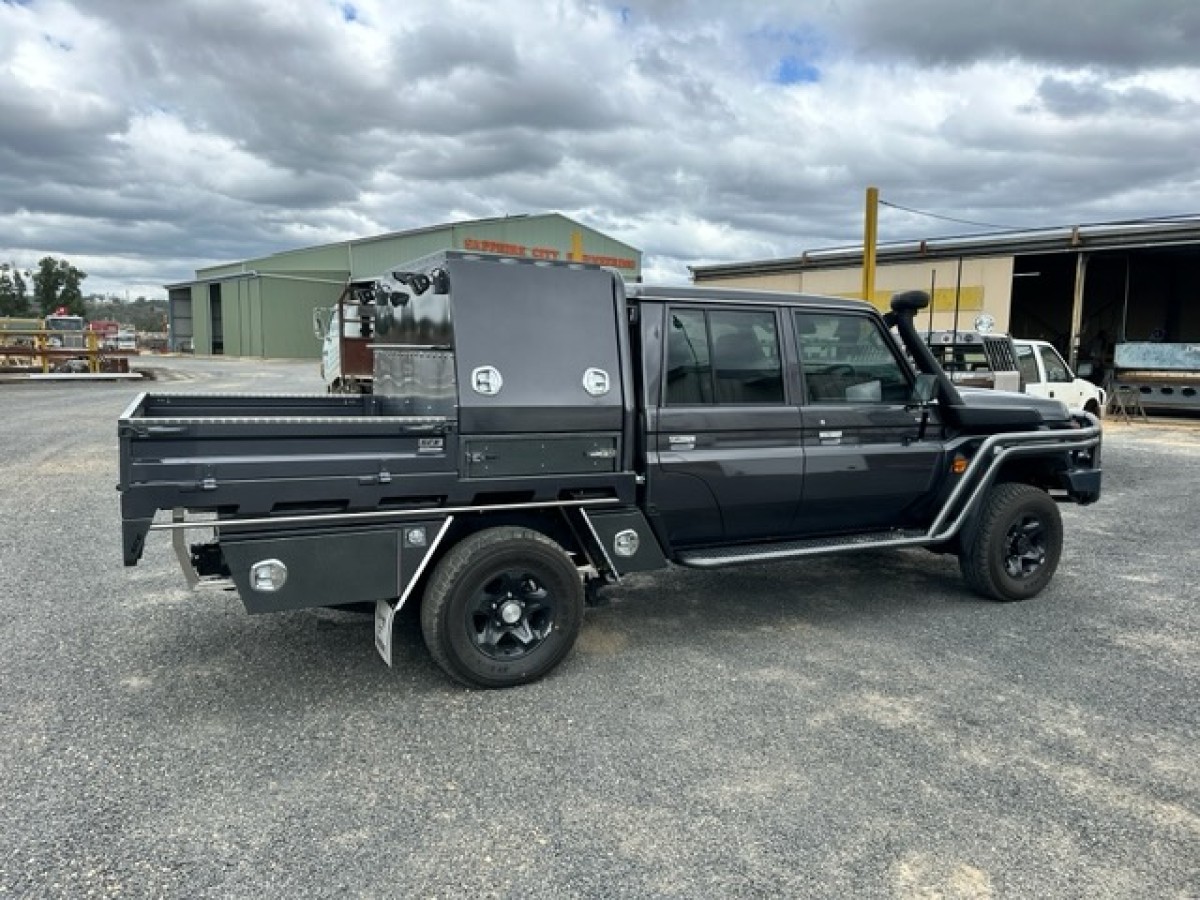 Custom Tray with Cross Deck for a Dual Cab Land Cruiser