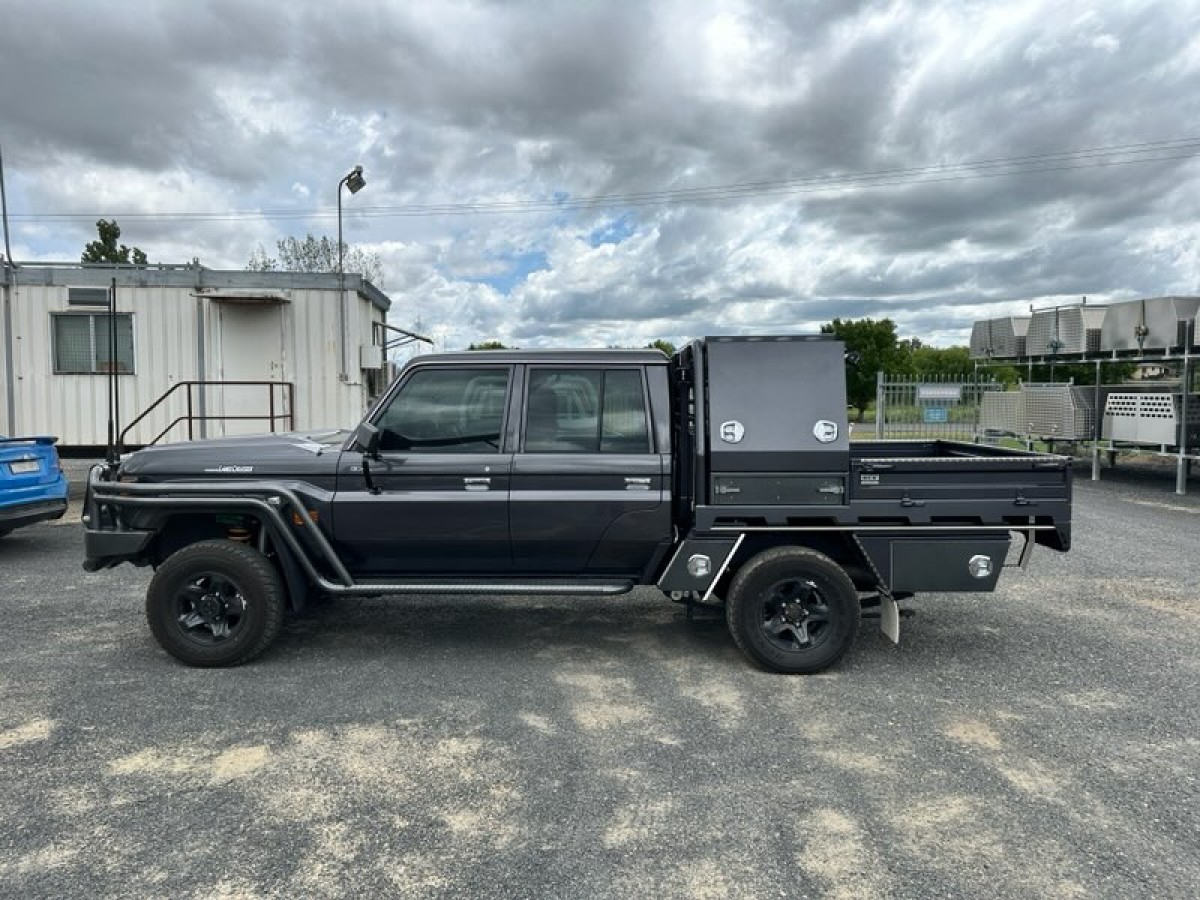 Custom Tray with Cross Deck for a Dual Cab Land Cruiser