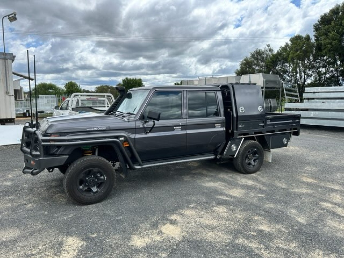 Custom Tray with Cross Deck for a Dual Cab Land Cruiser