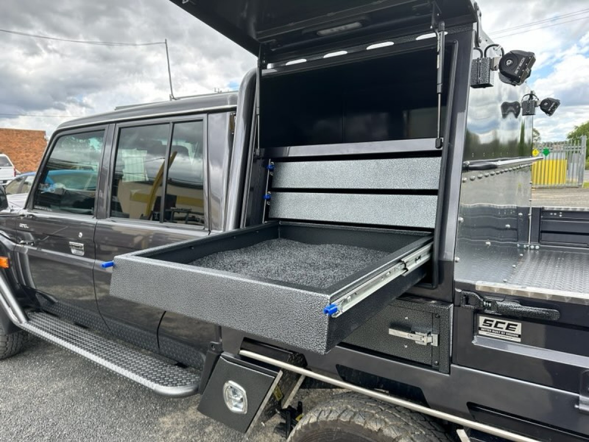 Custom Tray with Cross Deck for a Dual Cab Land Cruiser